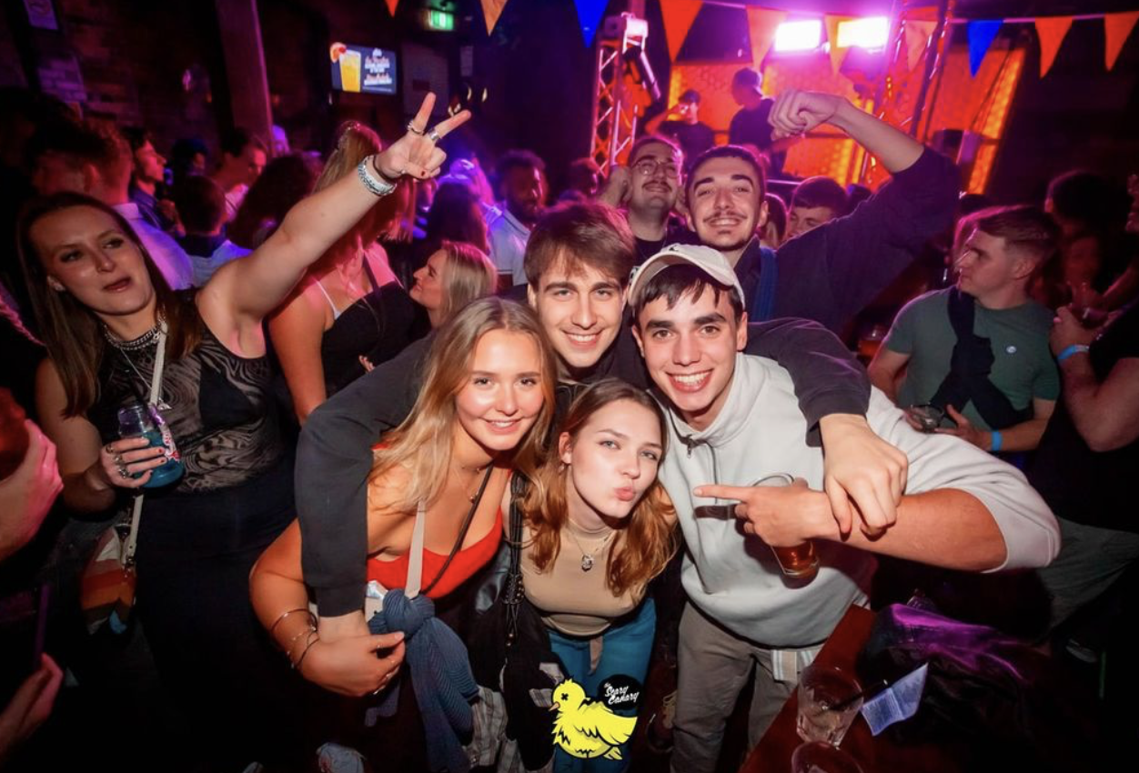 The Best Backpacker Bars in Sydney - PartyHostels
